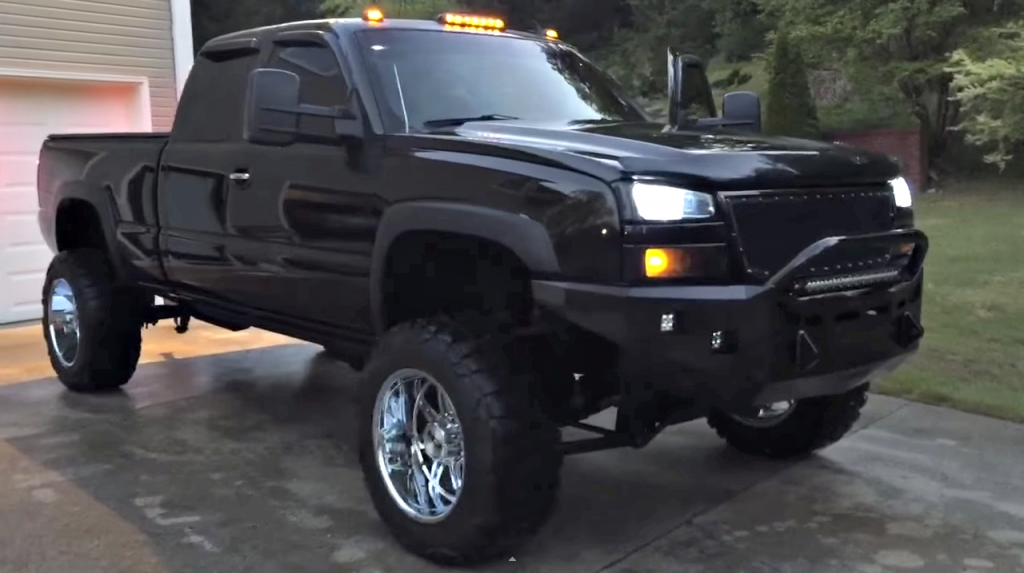 You Have To See This 2006 LBZ Duramax Dream Build - Black Smoke Media